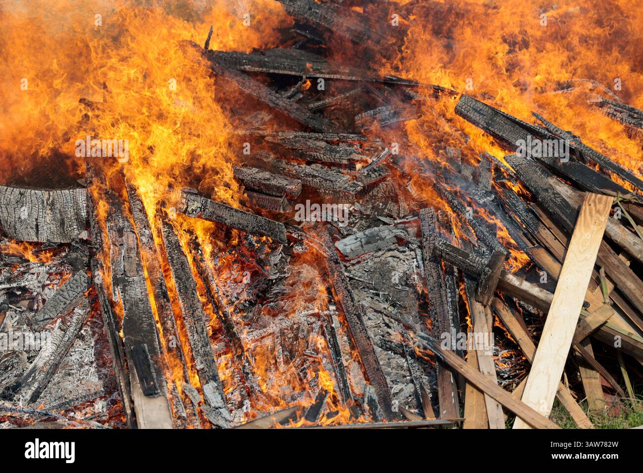Duesseldorf, Germany. 19th Apr, 2025. An Easter fire burns to its full ...