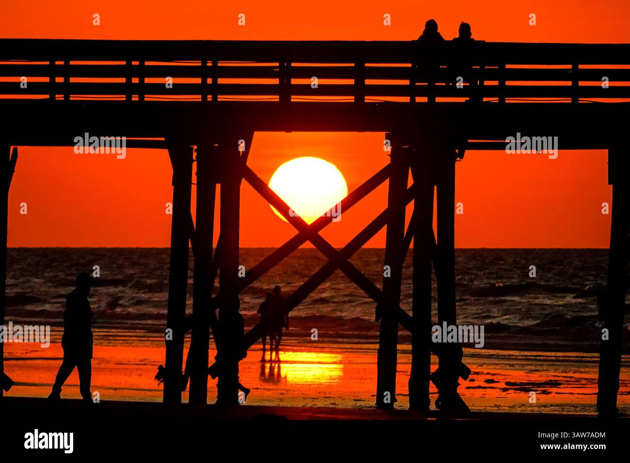 Isle Of Palms, United States. 19 April, 2025. Beach goers are ...