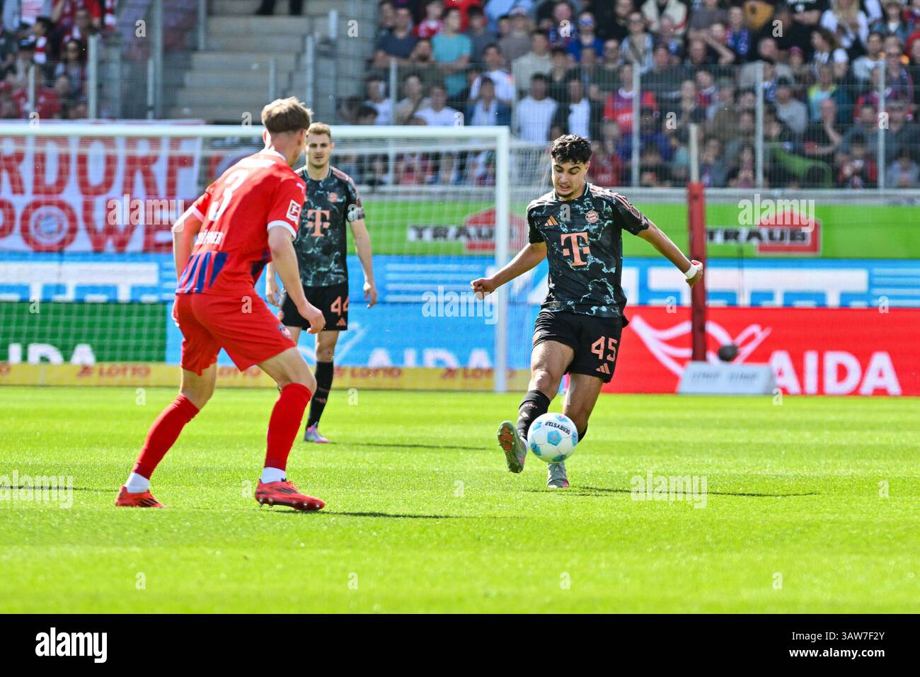 im Duell Jan SCHOEPPER (Heidenheim 3) und Aleksandar PAVLOVIC (FC Bayern Muenchen 45 ...
