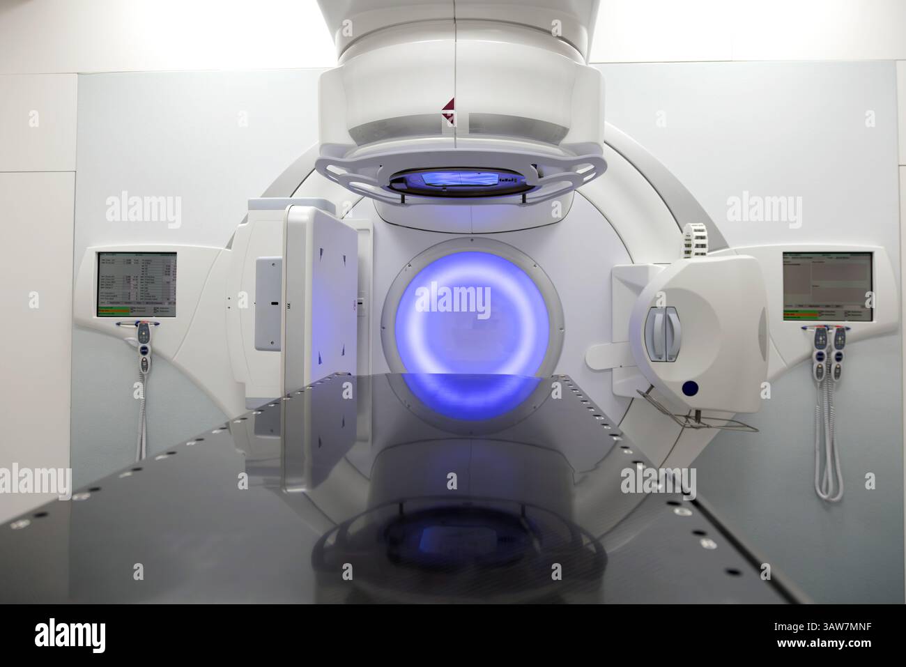 Medical linear accelerator in the therapeutic oncology Stock Photo - Alamy