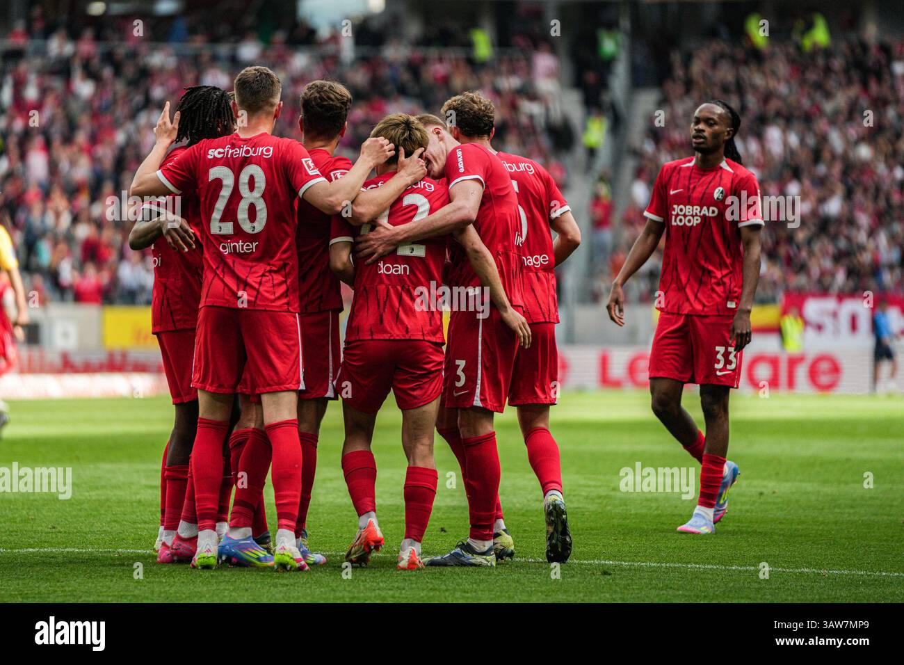 Freiburg, Deutschland. 19th Apr, 2025. Die Mannschaft des SC Freiburg ...