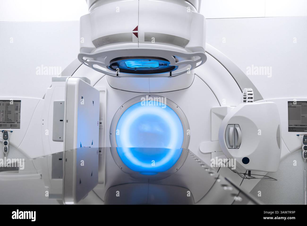 Medical linear accelerator in the therapeutic oncology Stock Photo - Alamy