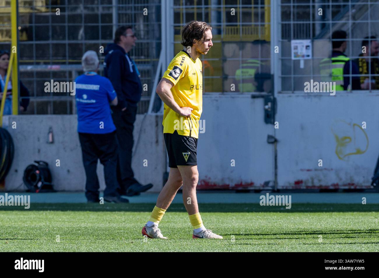 Muenchen, Deutschland. 19th Apr, 2025. Gianluca Gaudino (Alemannia Aachen, #46) ist bedient nach ...