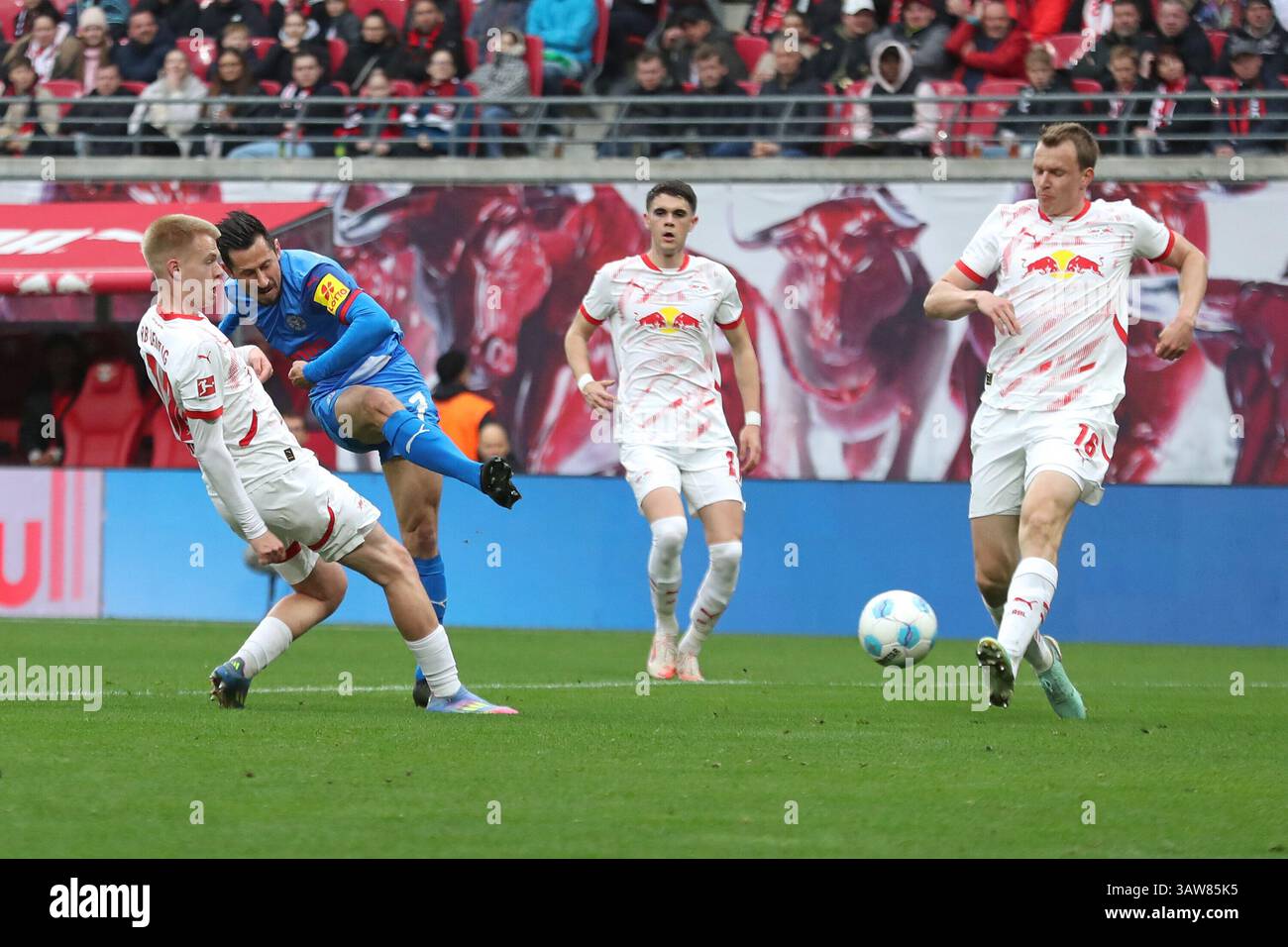 Leipzig, Deutschland. 19th Apr, 2025. Steven Skrzybski (7, Holstein ...