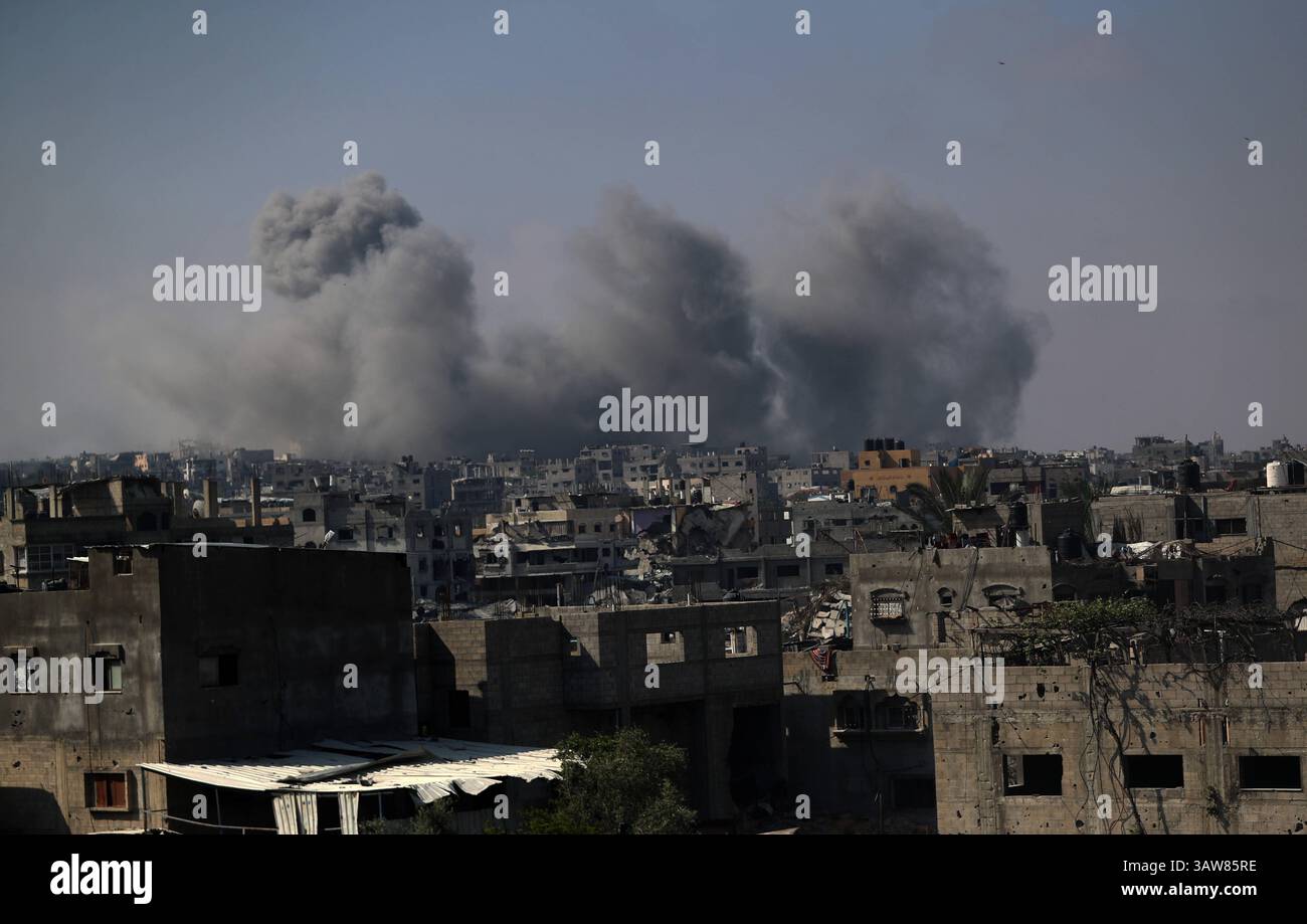 Smoke rises following Israeli attacks on the Tuffah neighborhood in ...