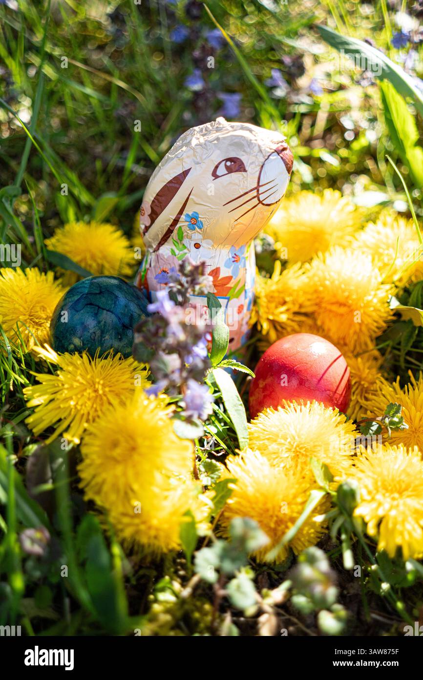 Schokoladenosterhase von Ferrero Küsschen mit bunten Ostereier in der ...