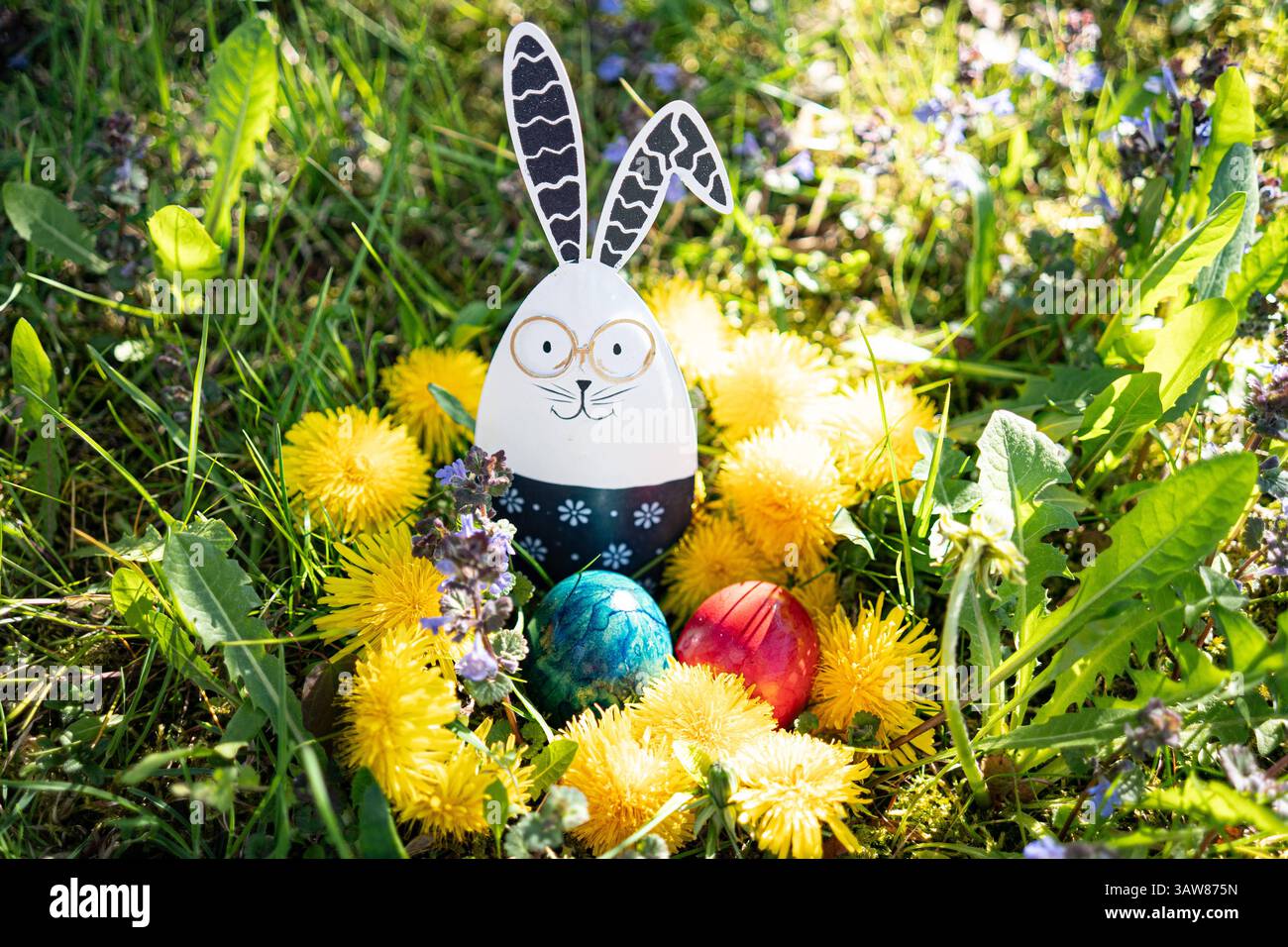 Lustiger Metall Osterhase und bunte Ostereier in der Wiese. Hawangen Bayern Deutschland ...