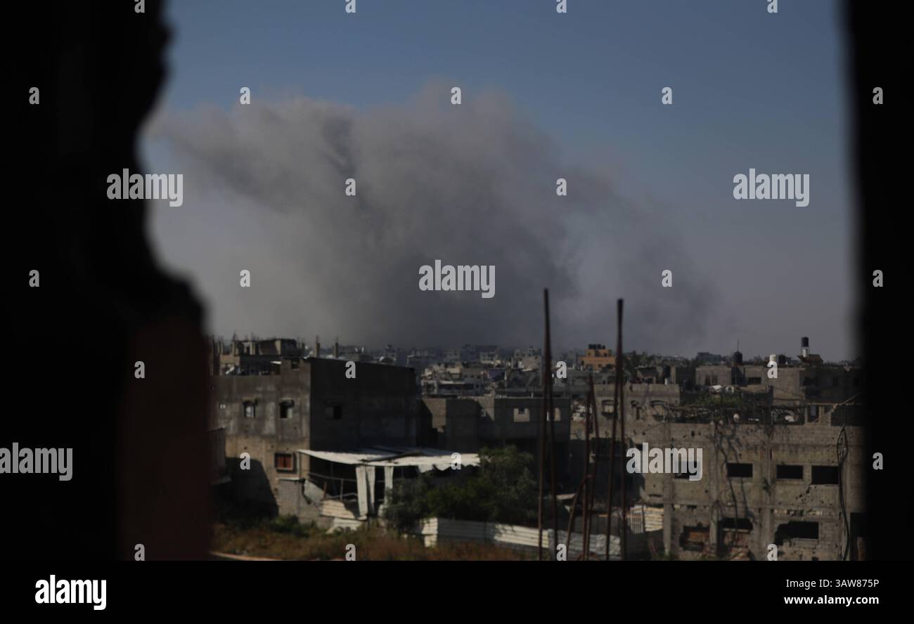 Smoke rises following Israeli attacks on the Tuffah neighborhood in ...