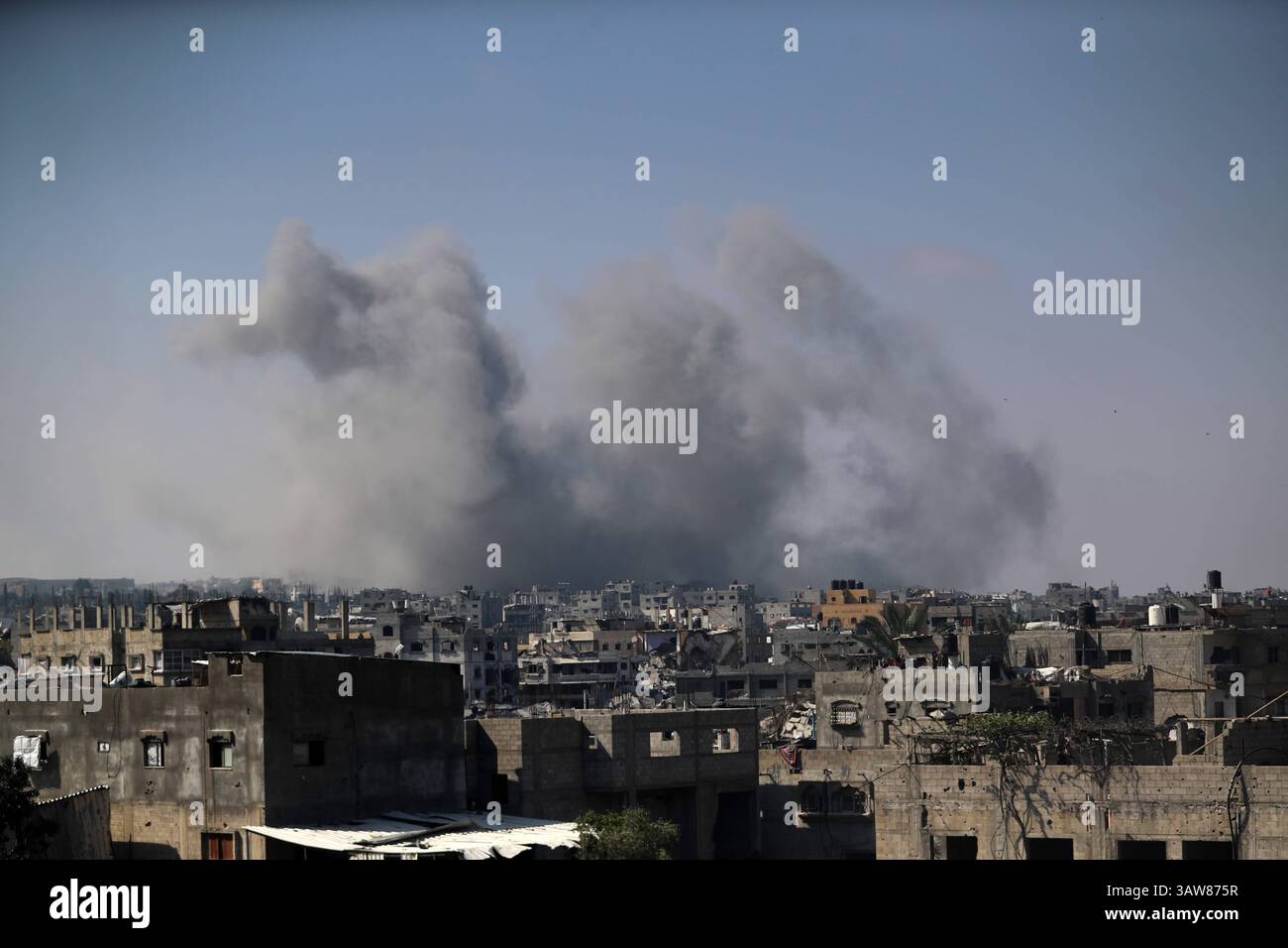 Smoke rises following Israeli attacks on the Tuffah neighborhood in ...