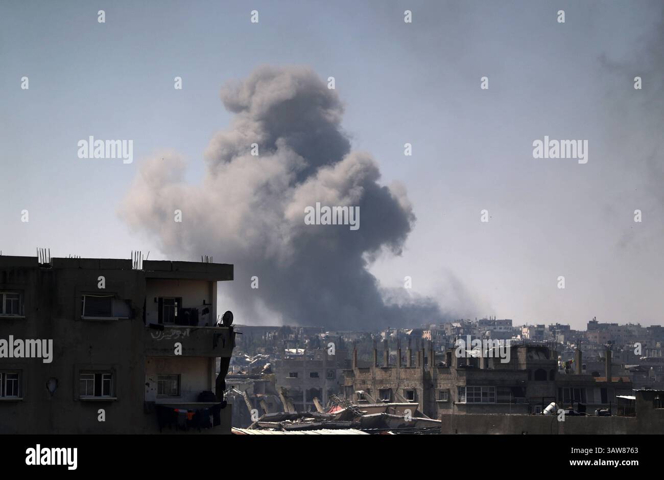 Smoke rises following Israeli attacks on the Tuffah neighborhood in ...