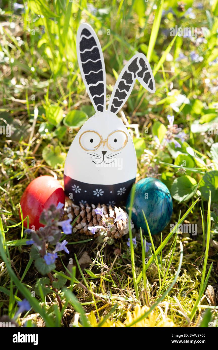 Lustiger Metall Osterhase und bunte Ostereier in der Wiese. Hawangen Bayern Deutschland ...