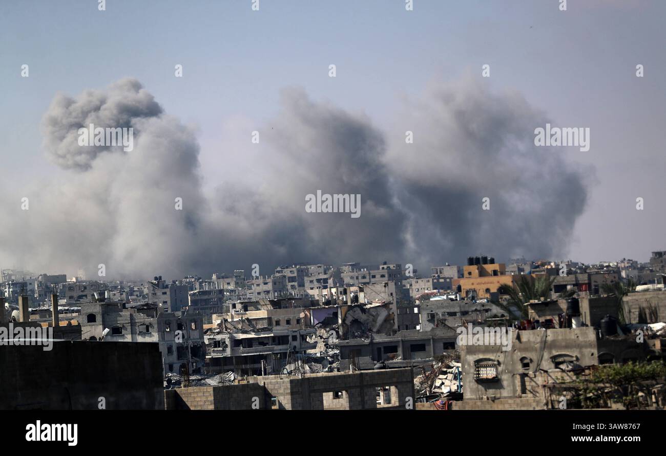 Smoke rises following Israeli attacks on the Tuffah neighborhood in ...