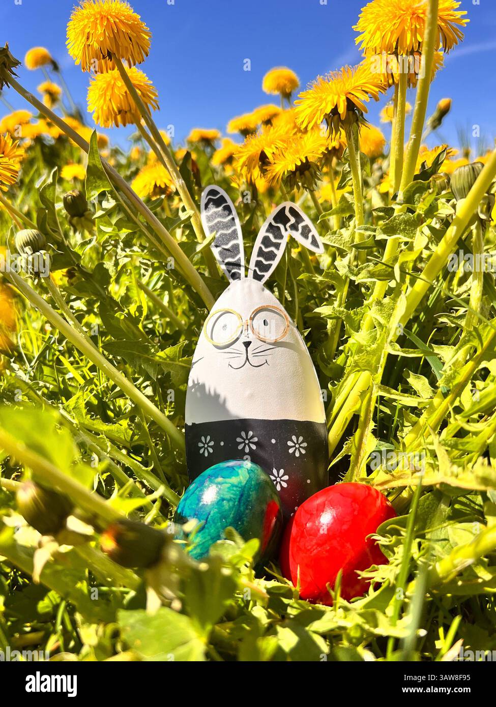 Lustiger Metall Osterhase und bunte Ostereier in der Wiese. Hawangen Bayern Deutschland ...