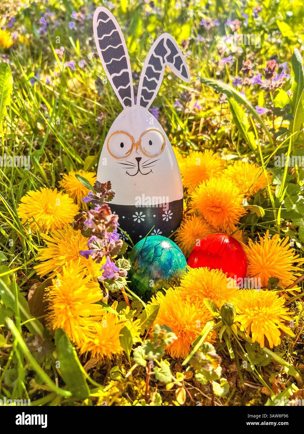 Lustiger Metall Osterhase und bunte Ostereier in der Wiese. Hawangen Bayern Deutschland ...