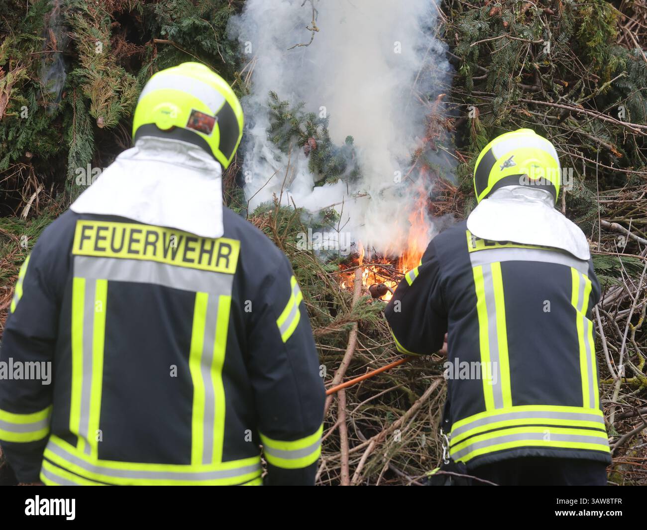 19 April 2025, Thuringia, Pölzig: Firefighters light an Easter bonfire next to a festival meadow ...