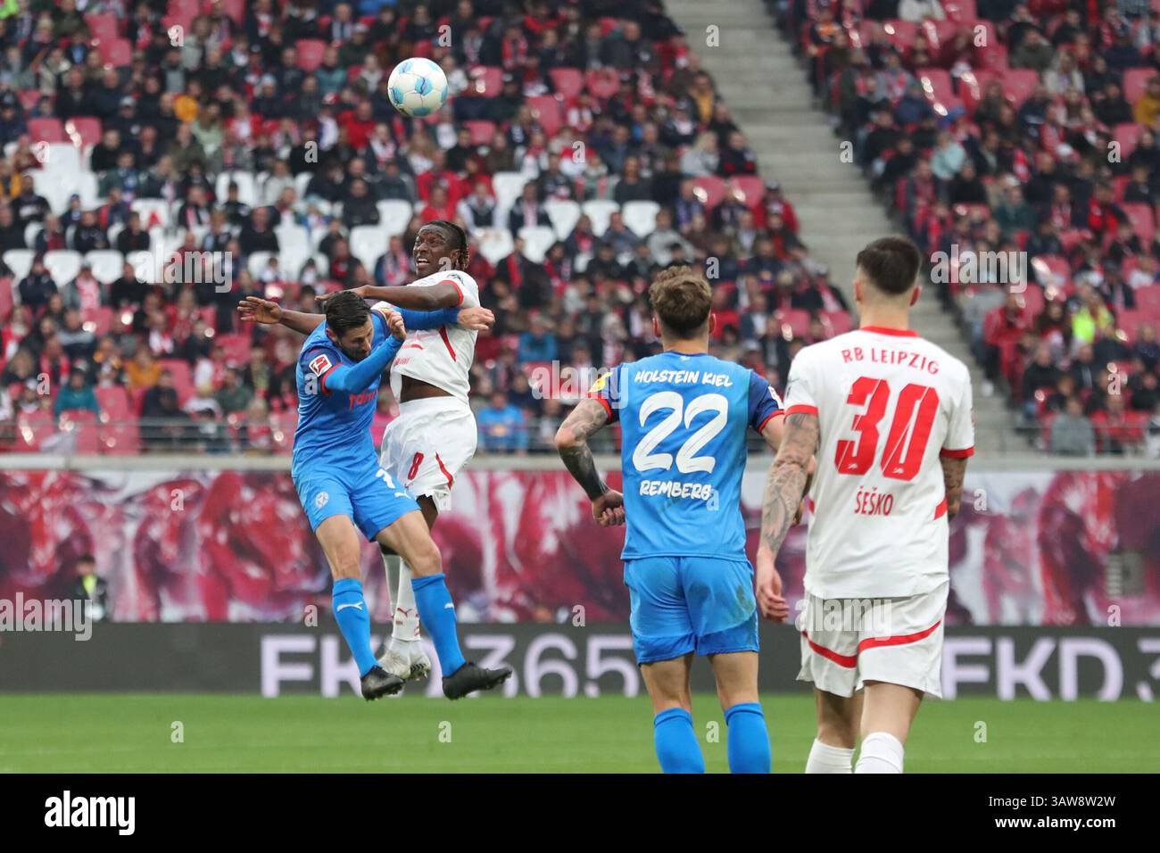 Leipzig, Deutschland. 19th Apr, 2025. Steven Skrzybski (7, Holstein ...