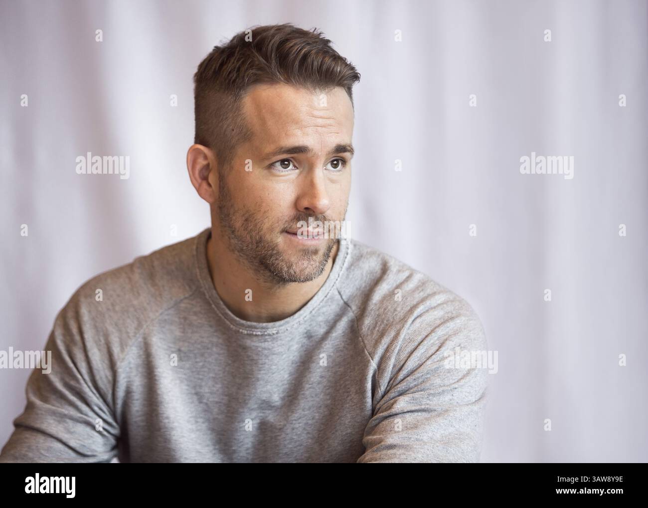Ryan reynolds 1991 hi-res stock photography and images - Alamy