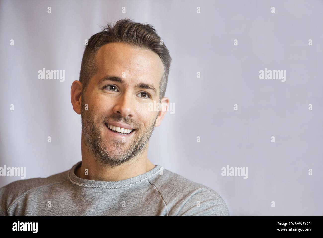 Ryan reynolds 1991 hi-res stock photography and images - Alamy
