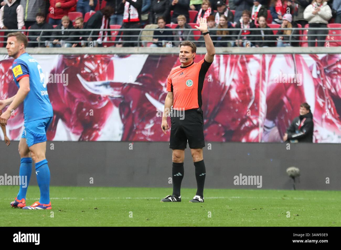 Leipzig, Deutschland. 19th Apr, 2025. Schiedsrichter Dr. Felix Brych ...