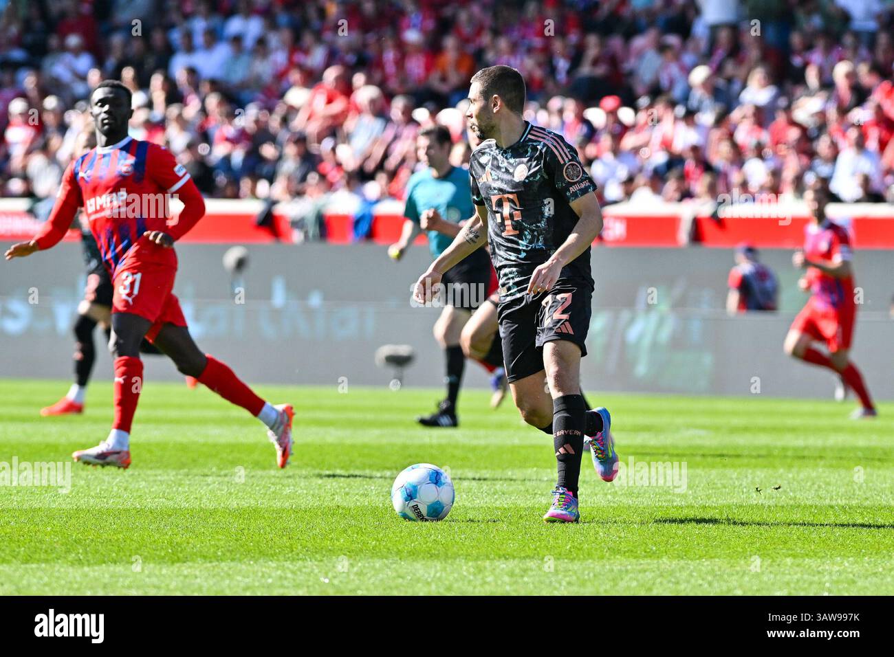 Heidenheim, Deutschland. 19th Apr, 2025. am Ball Raphael GUERREIRO (FC ...