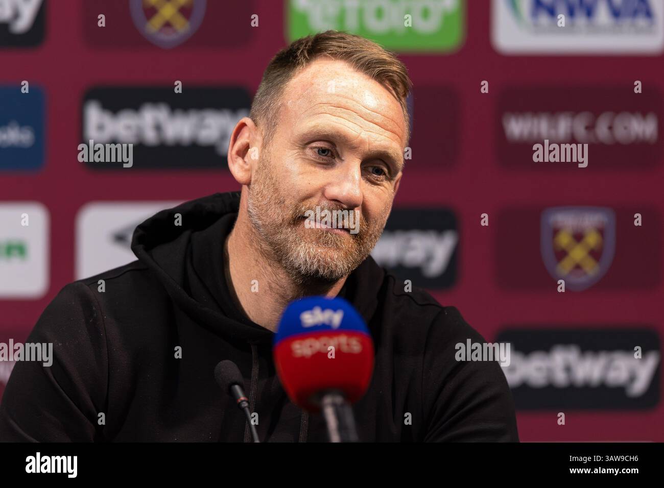 London Stadium, London, UK. 19th Apr, 2025. Premier League Football ...