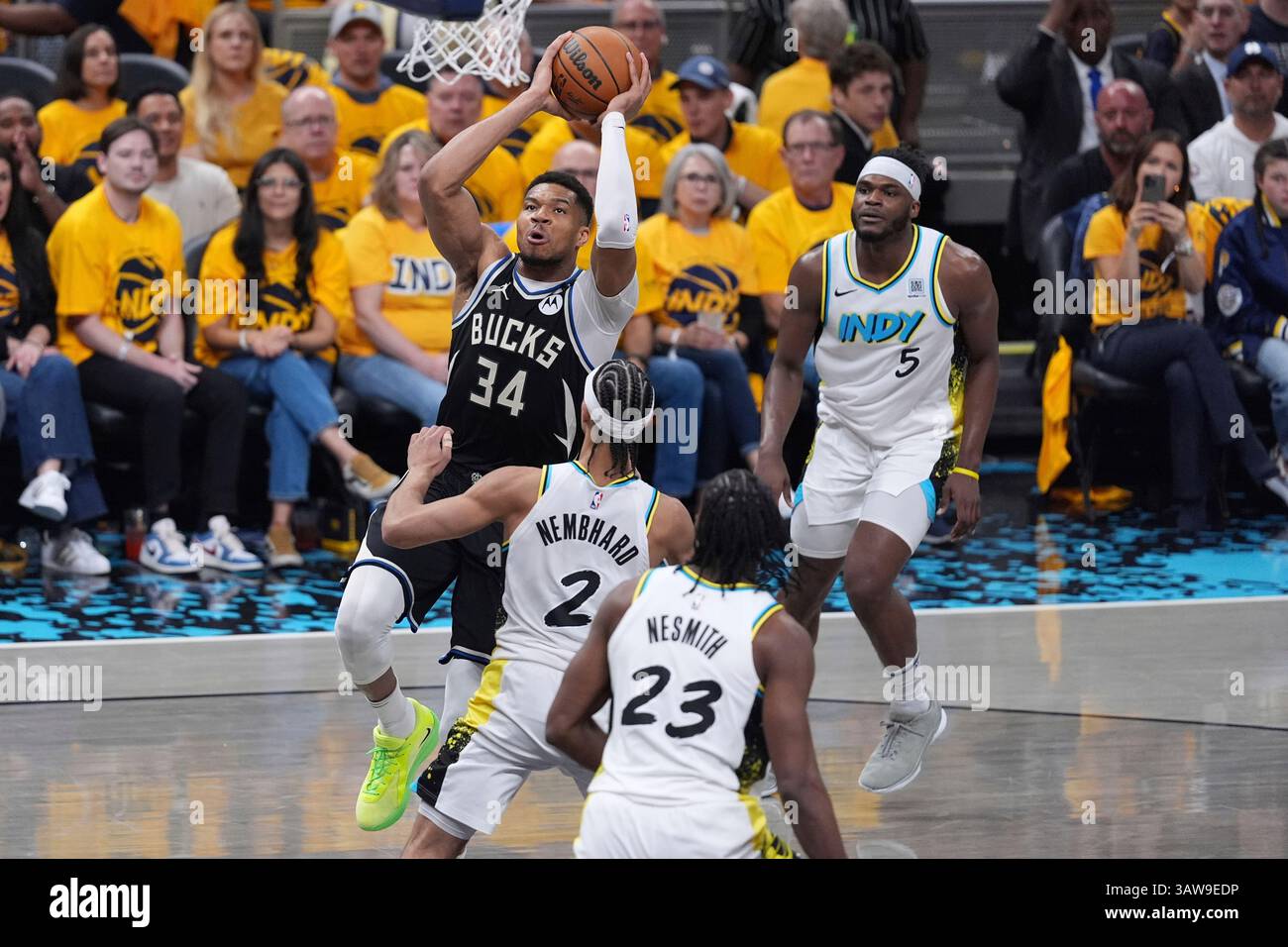Milwaukee Bucks' Giannis Antetokounmpo (34) heads to the basket as ...