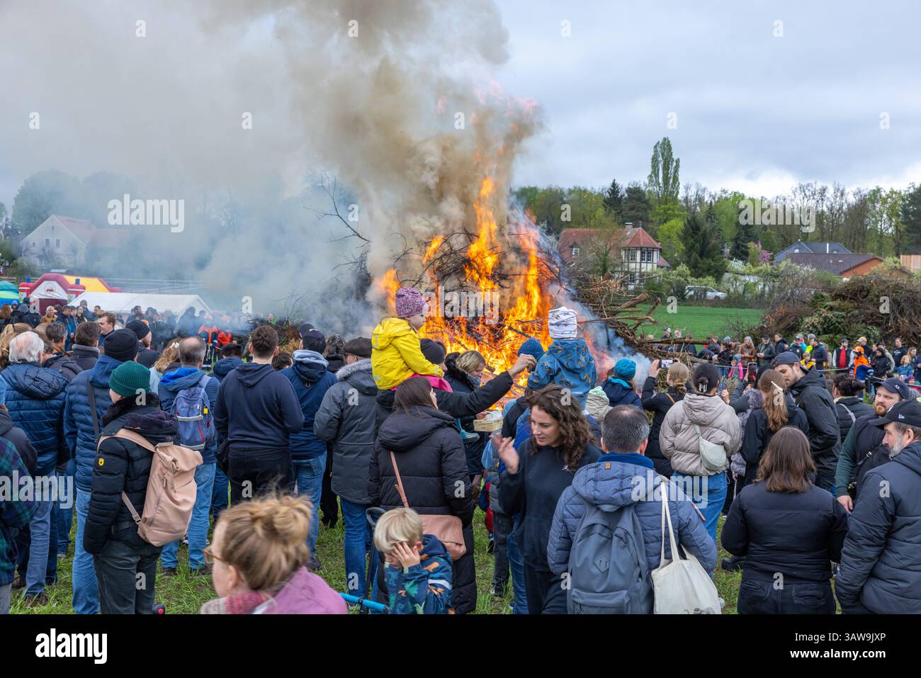 Traditionelles Osterfeuer in Berlin Gatow. Deutschland, Berlin am 19 ...