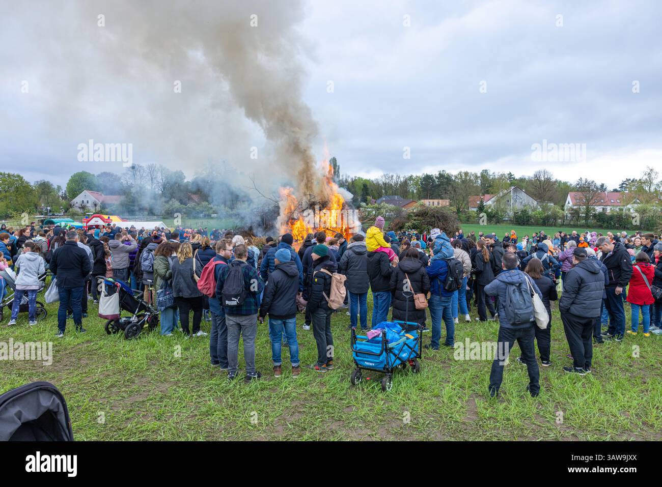 Traditionelles Osterfeuer in Berlin Gatow. Deutschland, Berlin am 19 ...