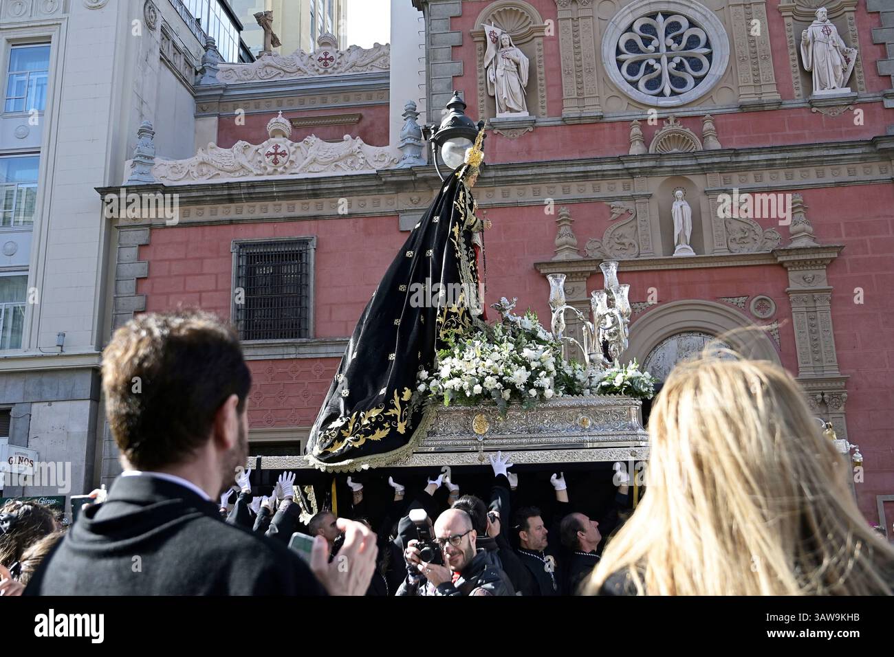 The bad weather forces to suspend the procession of La Soledad. They ...