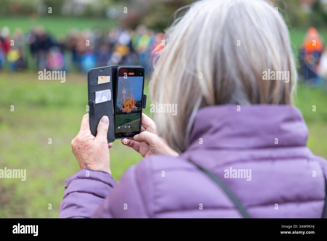 Traditionelles Osterfeuer in Berlin Gatow. Deutschland, Berlin am 19 ...