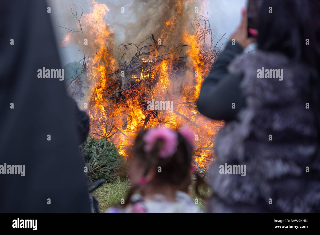 Traditionelles Osterfeuer in Berlin Gatow. Deutschland, Berlin am 19 ...