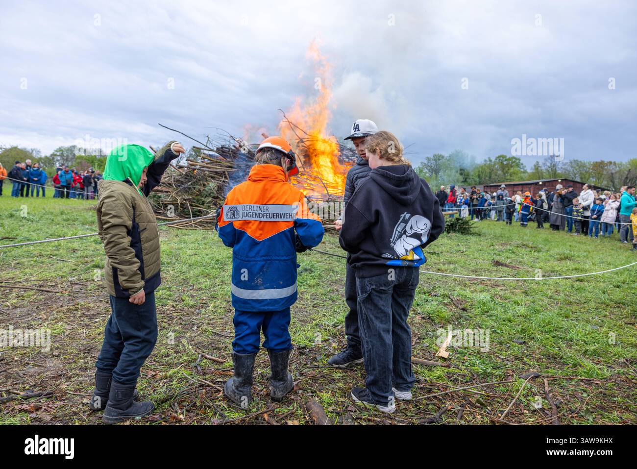 Traditionelles Osterfeuer in Berlin Gatow. Deutschland, Berlin am 19 ...