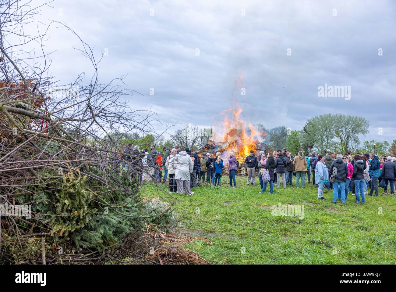 Traditionelles Osterfeuer in Berlin Gatow. Deutschland, Berlin am 19 ...