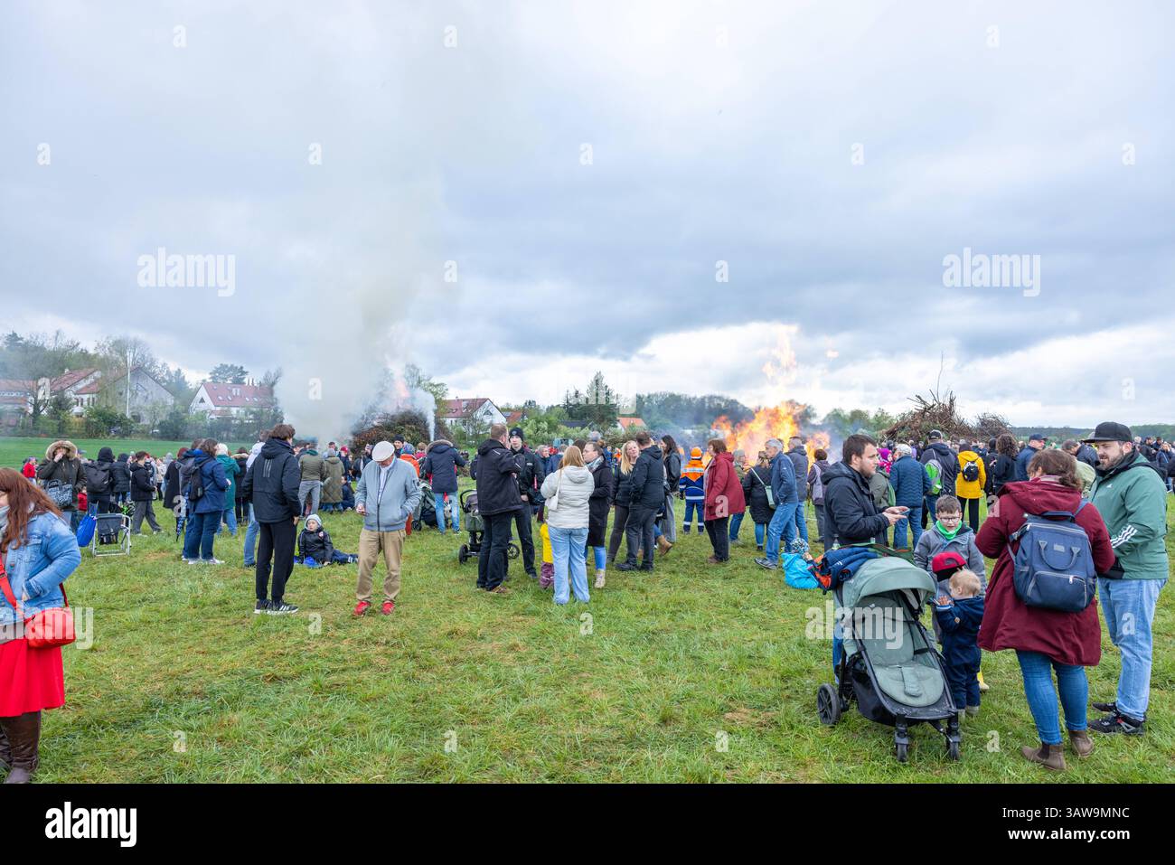 Traditionelles Osterfeuer in Berlin Gatow. Deutschland, Berlin am 19 ...