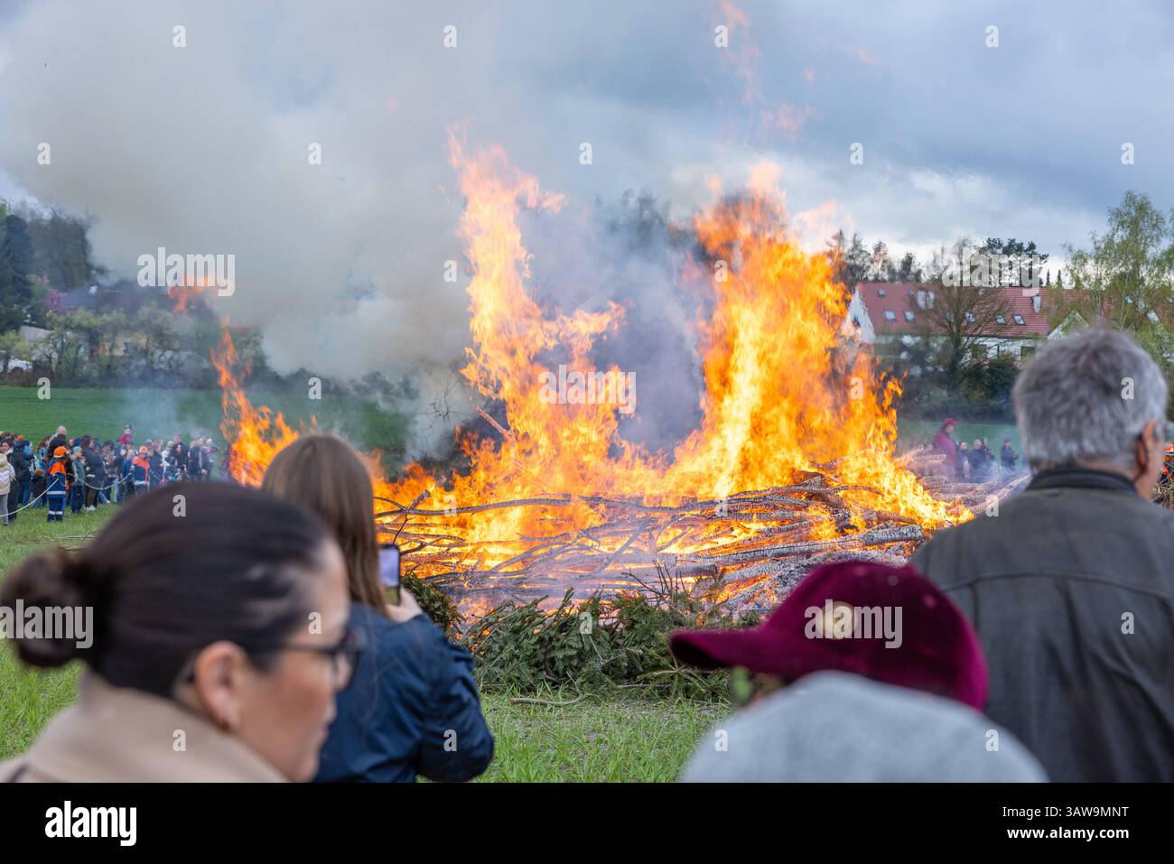 Traditionelles Osterfeuer in Berlin Gatow. Deutschland, Berlin am 19 ...