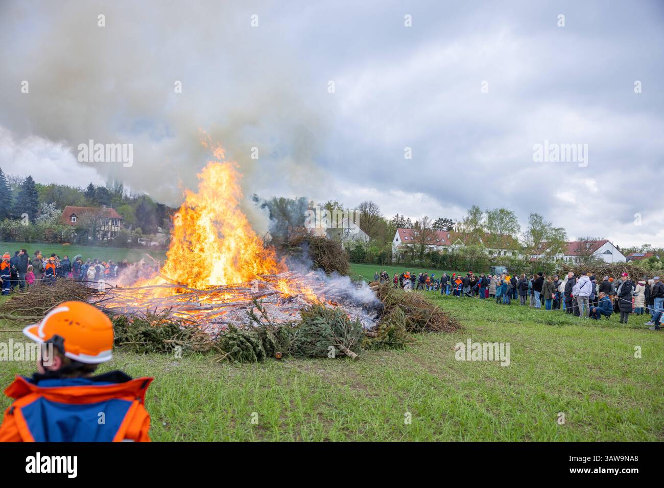 Traditionelles Osterfeuer in Berlin Gatow. Deutschland, Berlin am 19 ...
