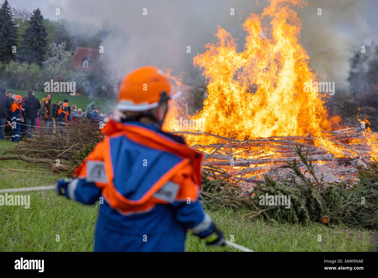 Traditionelles Osterfeuer in Berlin Gatow. Deutschland, Berlin am 19 ...