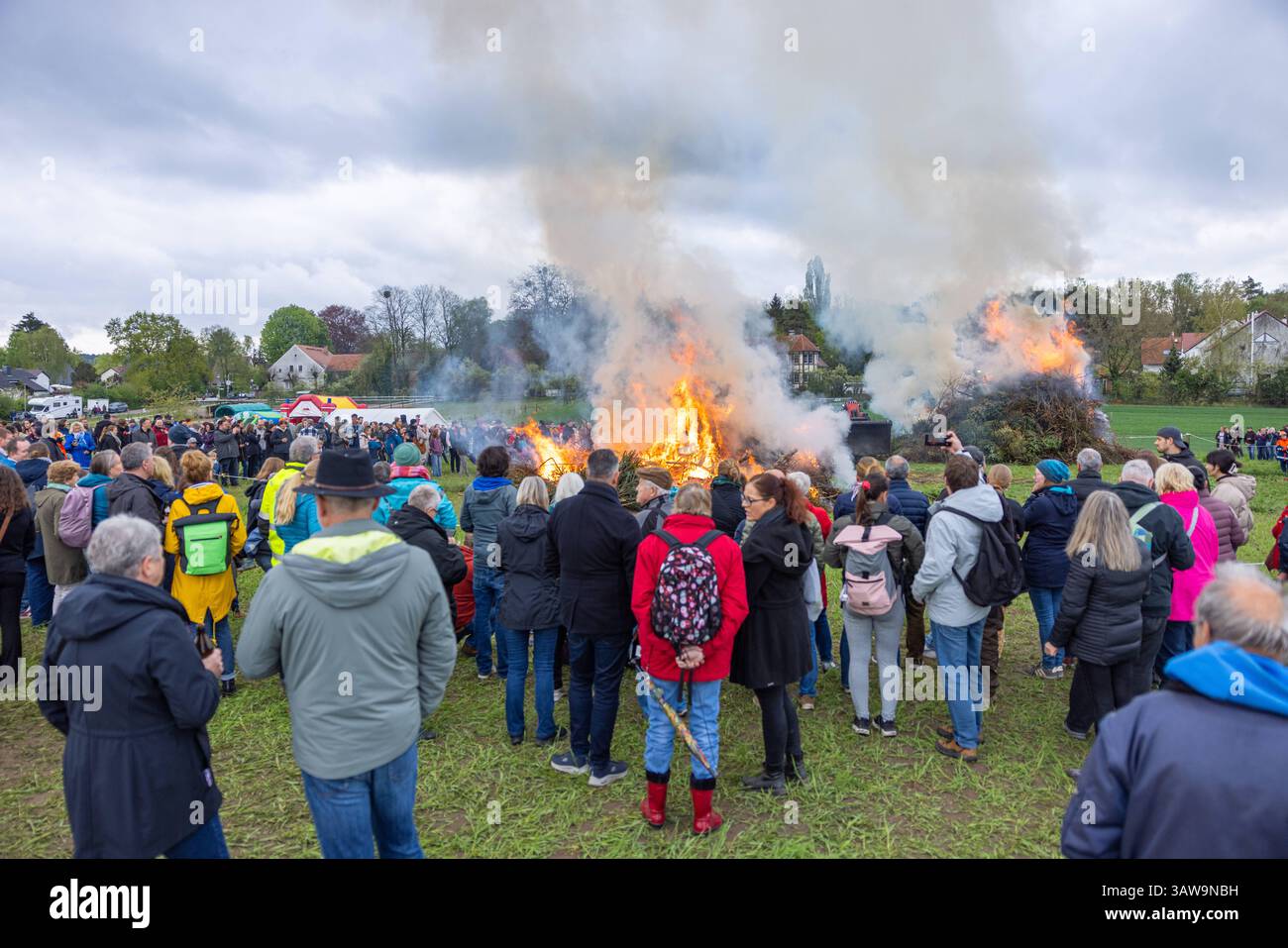 Traditionelles Osterfeuer in Berlin Gatow. Deutschland, Berlin am 19 ...