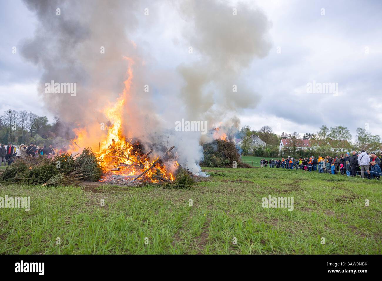 Traditionelles Osterfeuer in Berlin Gatow. Deutschland, Berlin am 19 ...