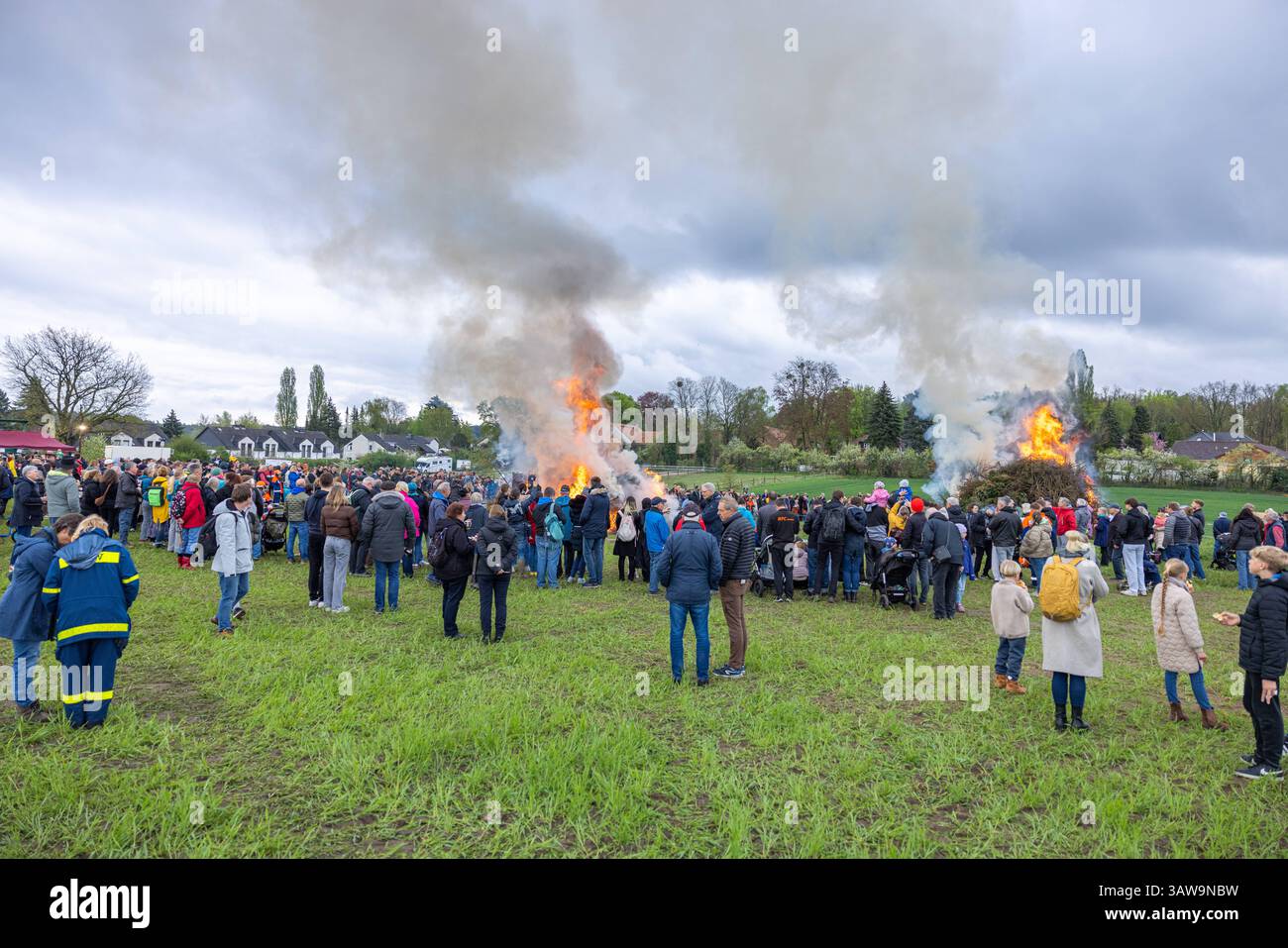 Traditionelles Osterfeuer in Berlin Gatow. Deutschland, Berlin am 19 ...