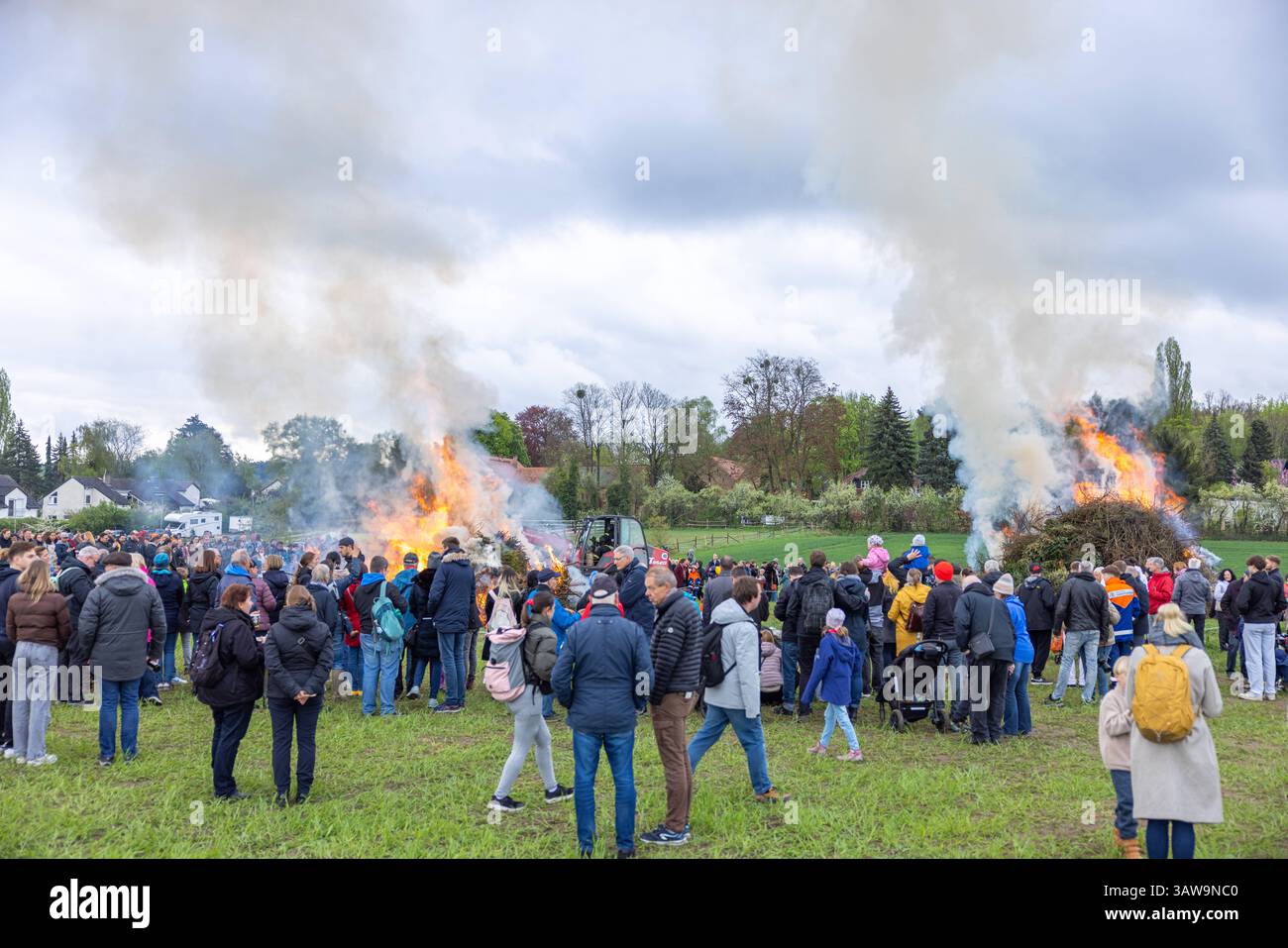 Traditionelles Osterfeuer in Berlin Gatow. Deutschland, Berlin am 19 ...