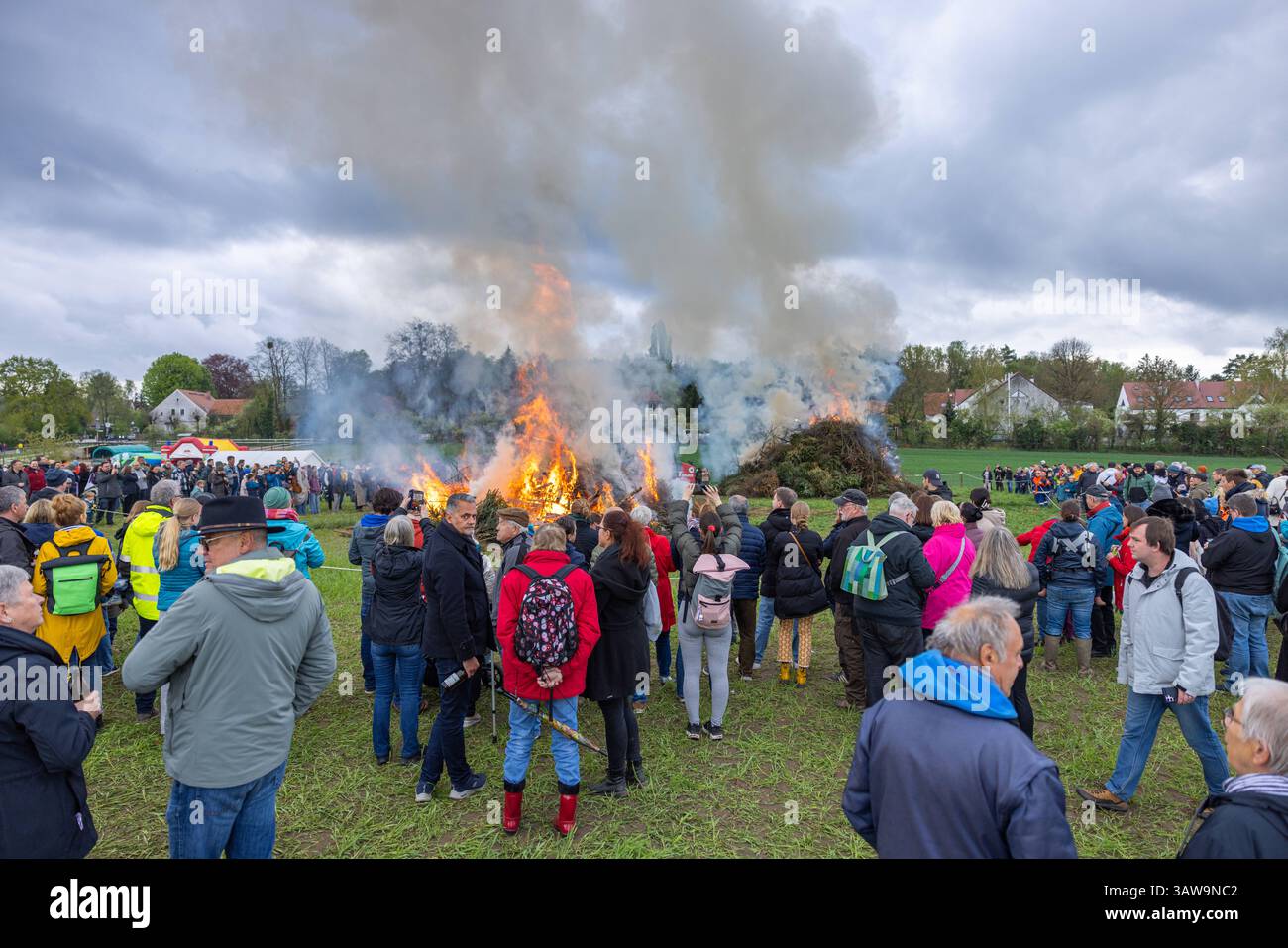 Traditionelles Osterfeuer in Berlin Gatow. Deutschland, Berlin am 19 ...