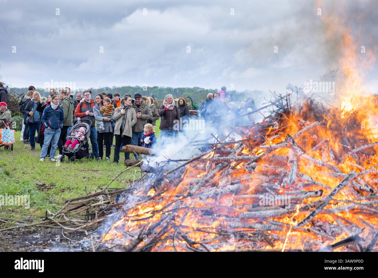 Traditionelles Osterfeuer in Berlin Gatow. Deutschland, Berlin am 19 ...