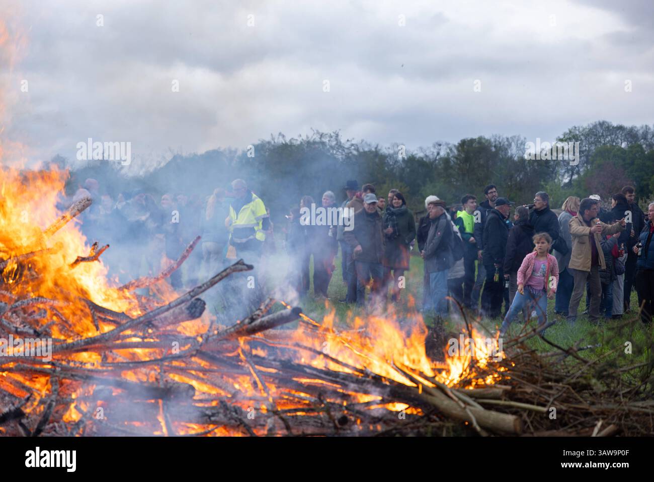 Traditionelles Osterfeuer in Berlin Gatow. Deutschland, Berlin am 19 ...