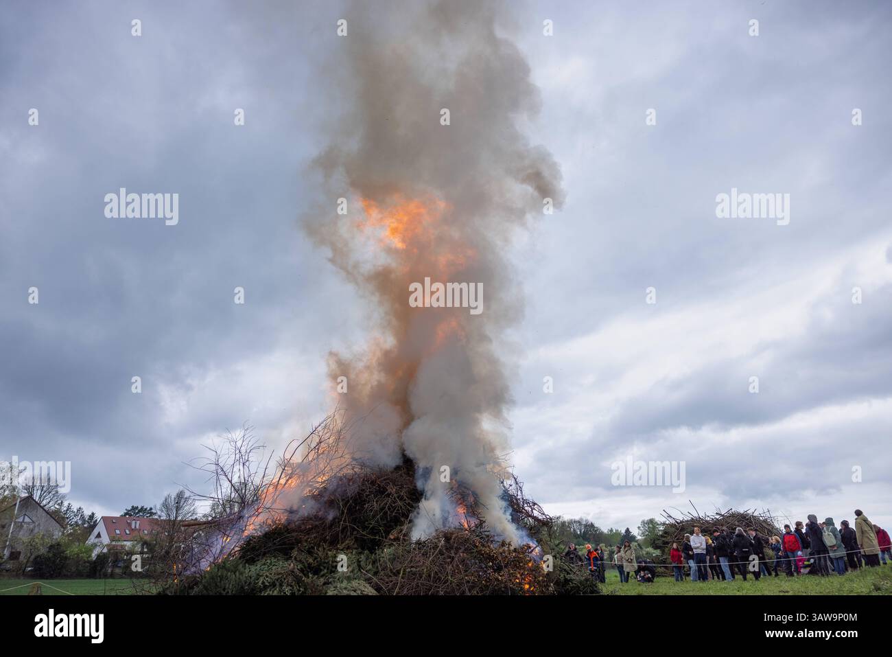 Traditionelles Osterfeuer in Berlin Gatow . Deutschland, Berlin am 19 ...