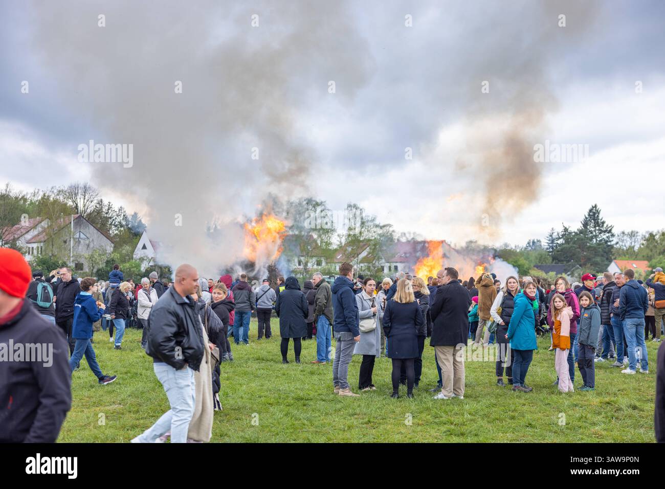 Traditionelles Osterfeuer in Berlin Gatow. Deutschland, Berlin am 19 ...