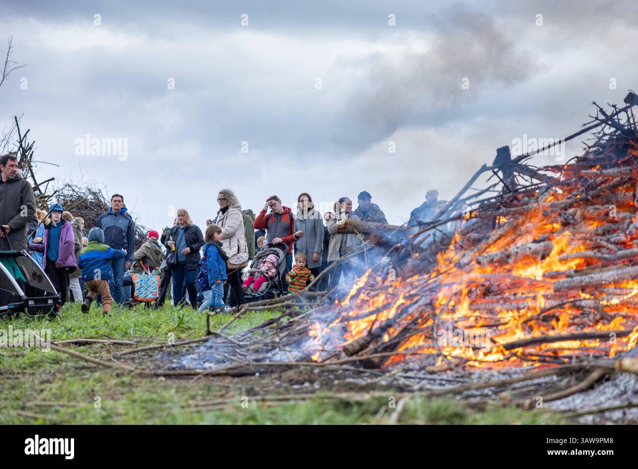 Traditionelles Osterfeuer in Berlin Gatow. Deutschland, Berlin am 19 ...