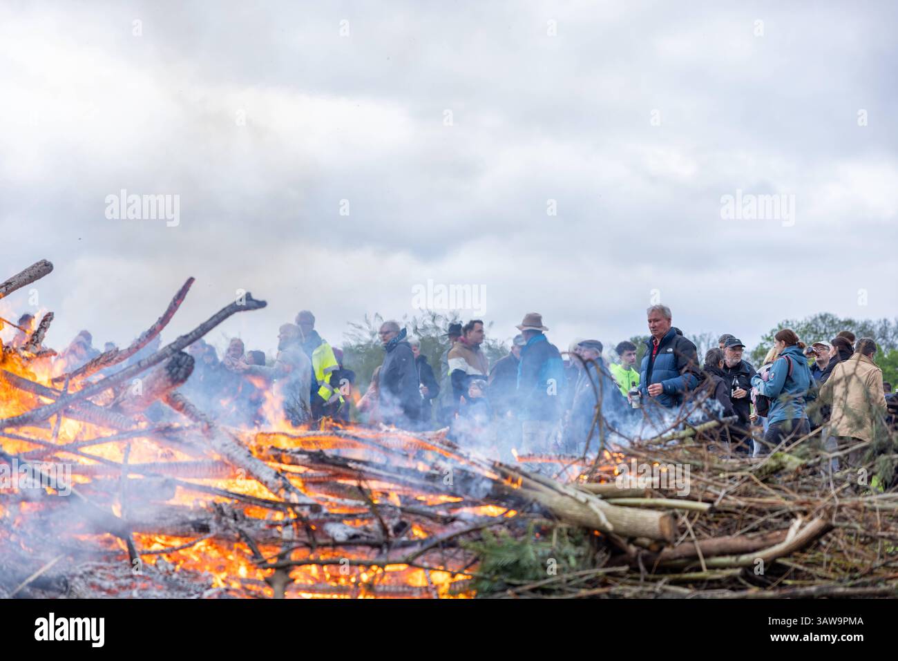 Traditionelles Osterfeuer in Berlin Gatow. Deutschland, Berlin am 19 ...