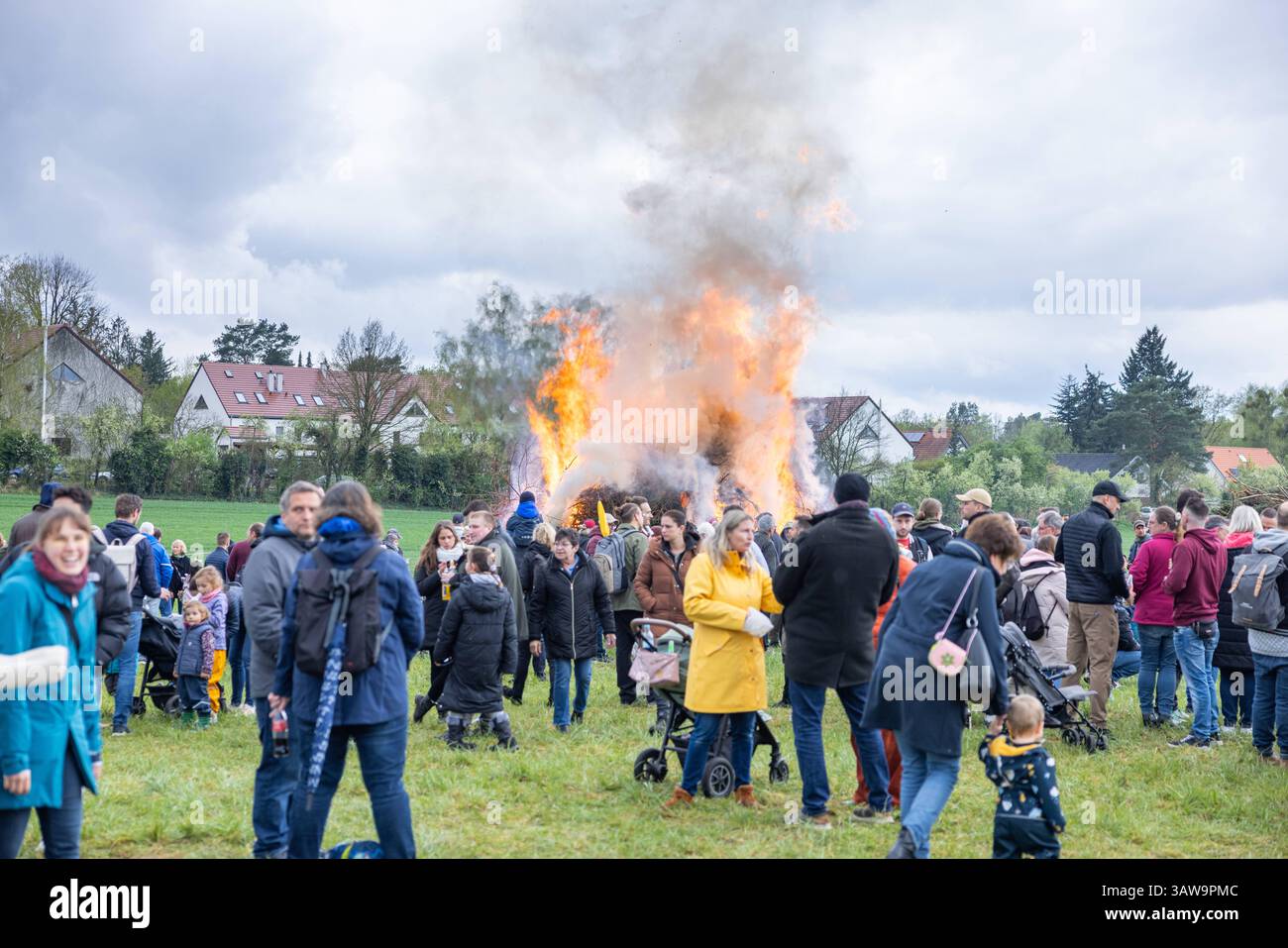 Traditionelles Osterfeuer in Berlin Gatow. Deutschland, Berlin am 19 ...