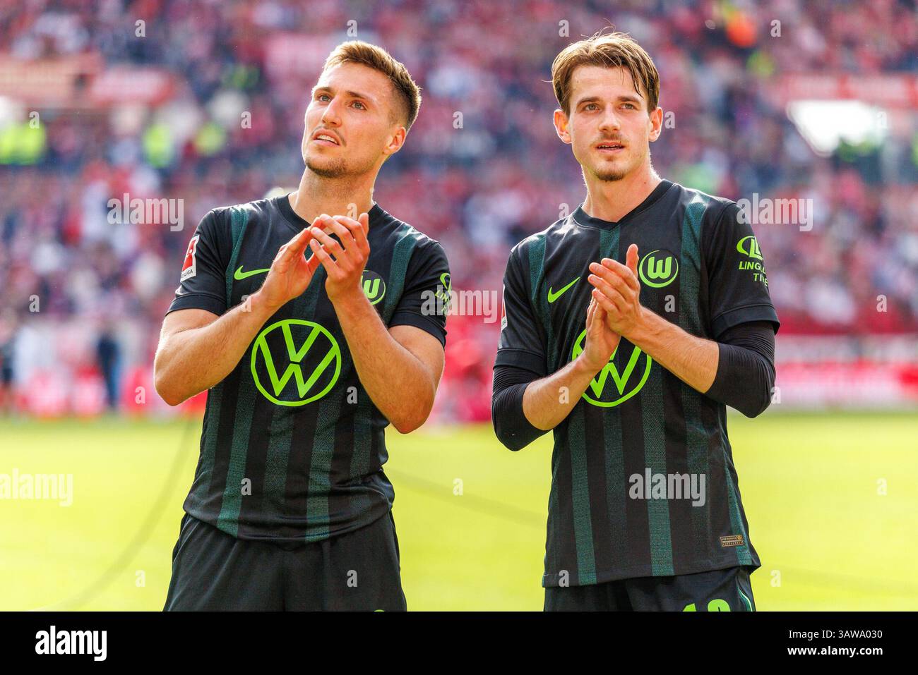 Mainz, Deutschland. 19th Apr, 2025. Das Wolfsburger Team bedankt sich ...